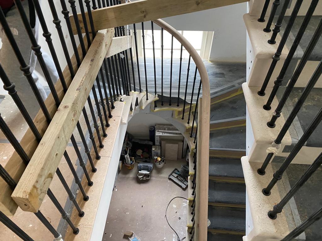 Closed tread staircase light oak with laser-cut balustrade | Celn